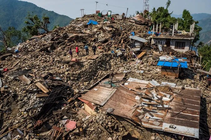 Nepal Earthquake फिर हिला नेपाल, भूकंप से काँपी धरती - GoltooNews