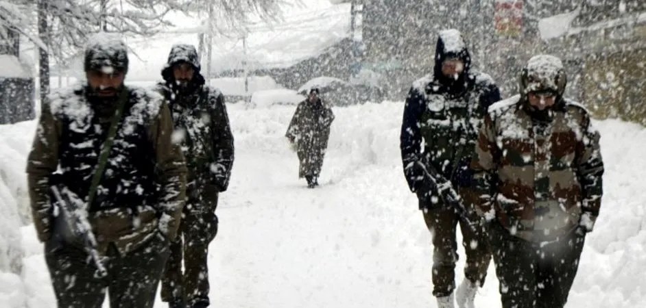 3 Army Men Killed After Falling In Deep Gorge जम्मू कश्मीर के माछिल में ...