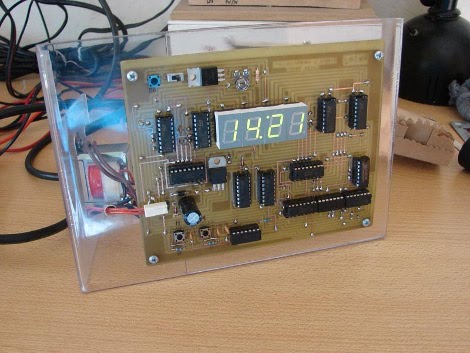Logic Clock Without An On-board Oscillator | Hackaday