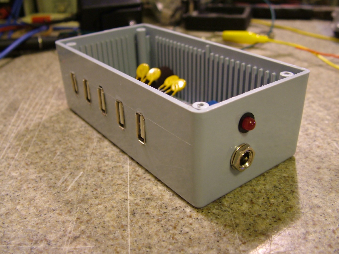 Build Your Own Dumb USB Power Strip | Hackaday