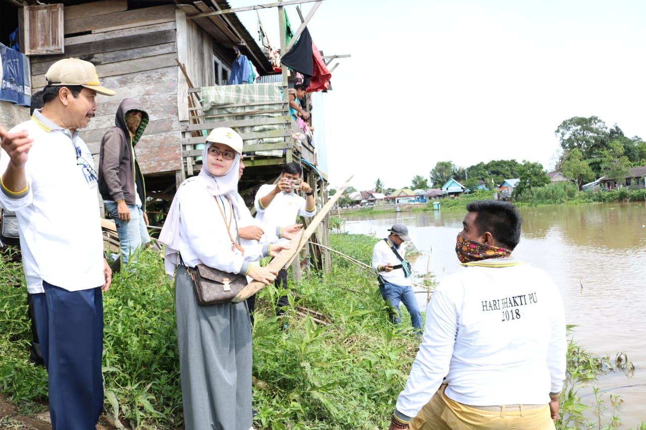 Sapu Bersih Jamban Terapung di Bantaran Sungai Teluk Selong Ulu ...