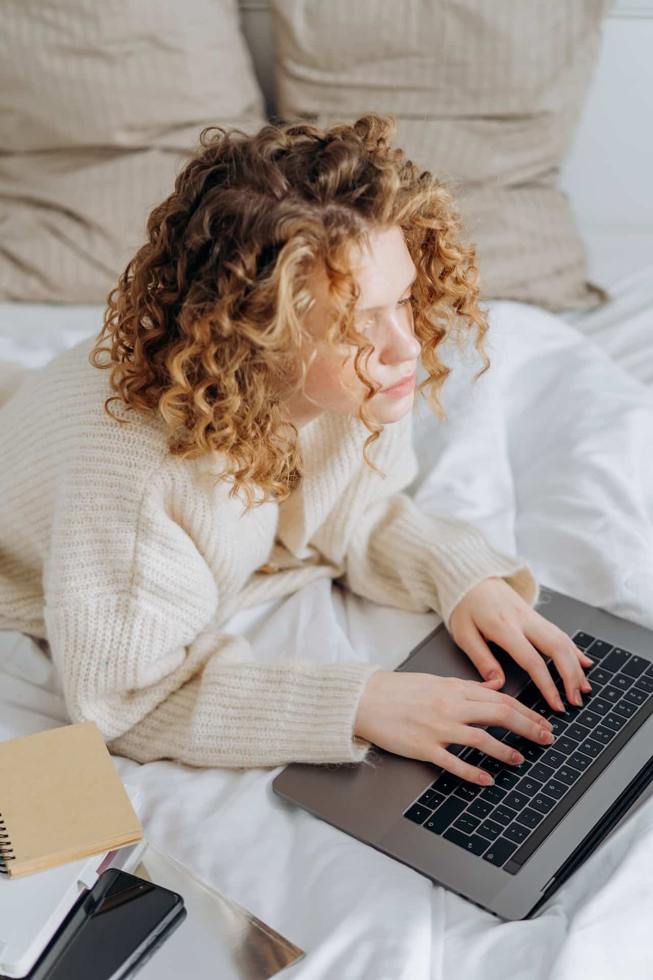 How To Make Money Online As A Woman (11 Lucrative Ways ) - Hello Bombshell!