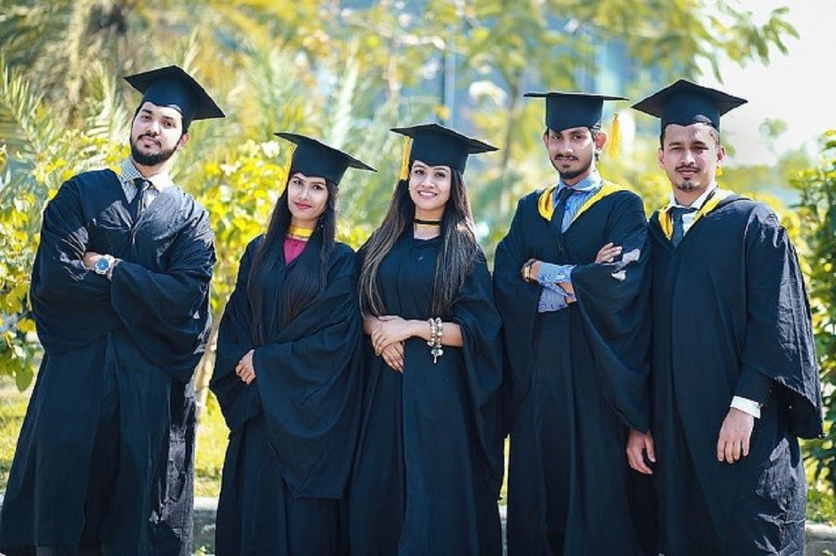 Exposed Pros And Cons Recruiting Fresh Graduates