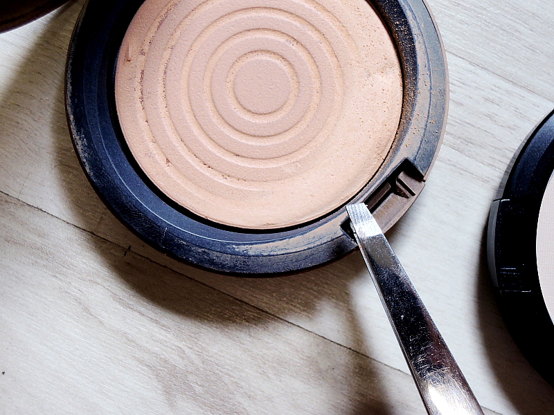 Tutorial: Switching out your MAC compact powders