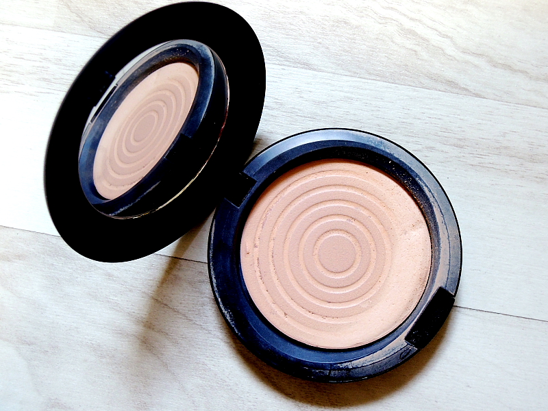 Tutorial: Switching out your MAC compact powders