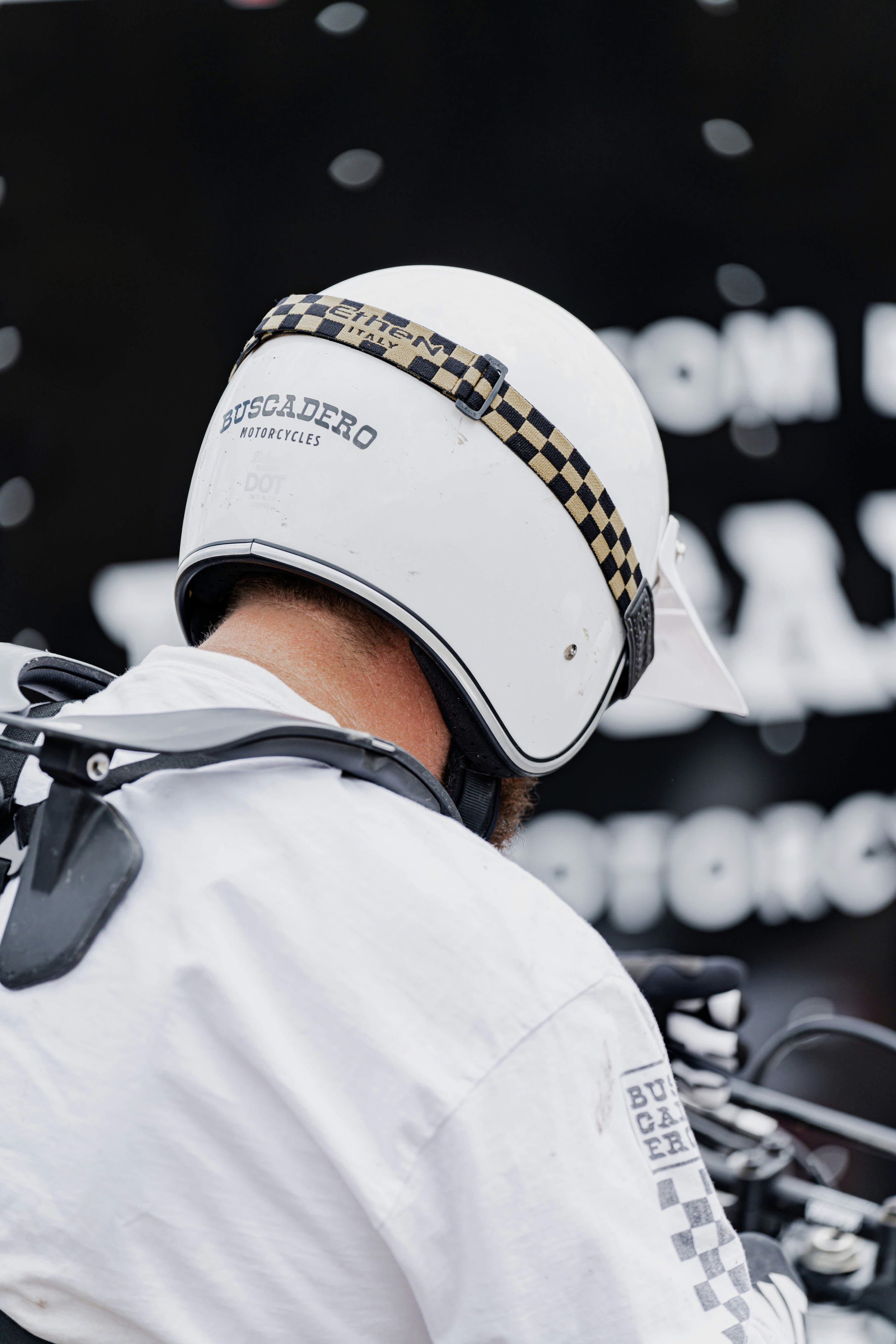 Foto Hombre Con Gorra Blanca Y Negra Imagen Vestir Gratis En Unsplash