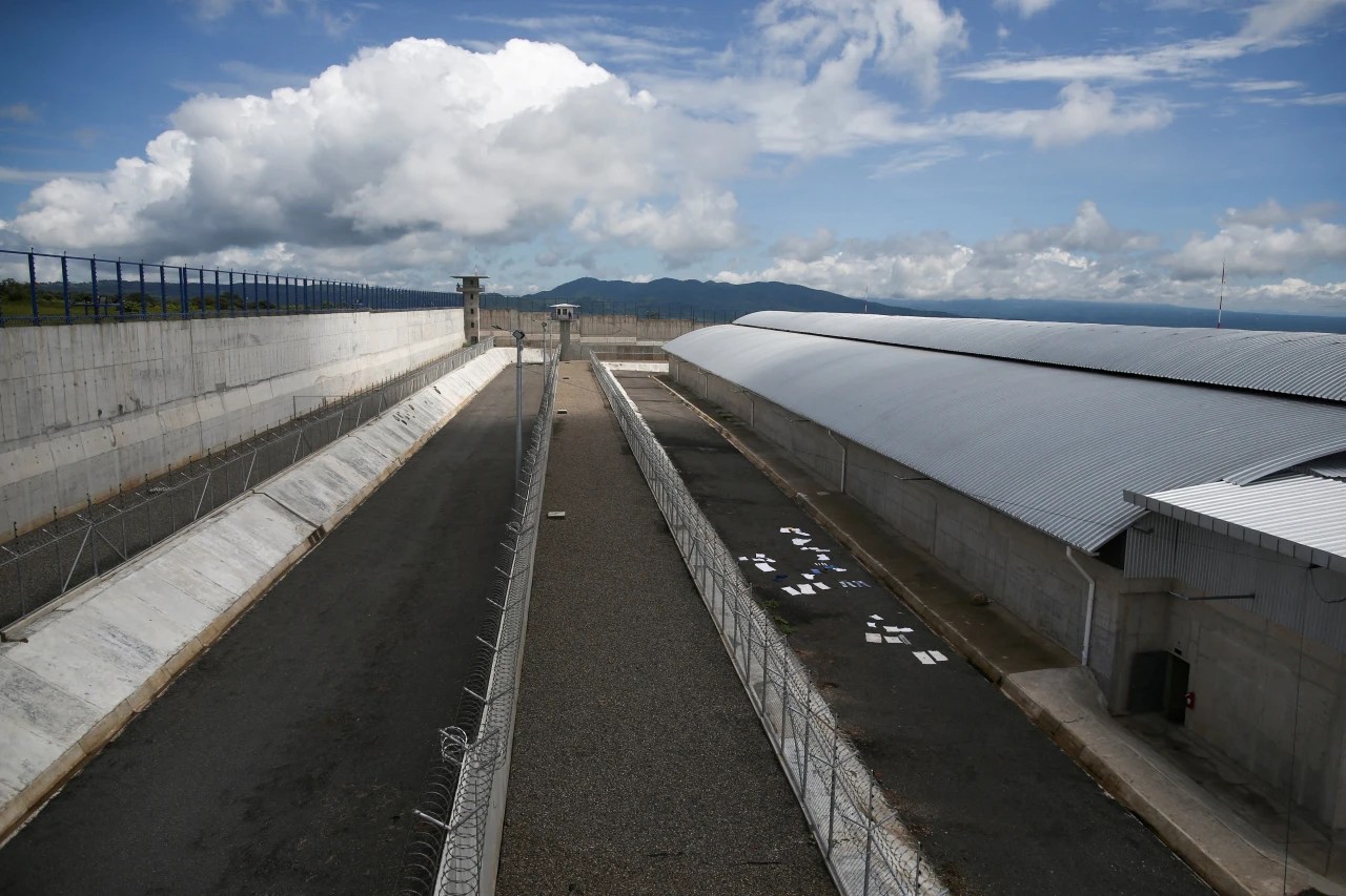 Judge Overturns Trump Order Blocking Refugee Admissions Wsj