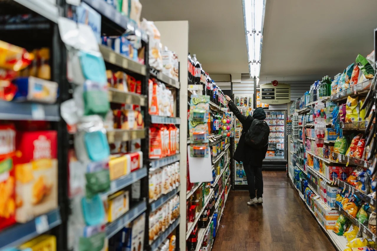 The U S Economy Keeps Powering Ahead Defying Dire Predictions Wsj
