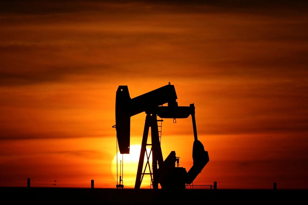 Crude Slides On Weak U S Data Price War Fears Wsj