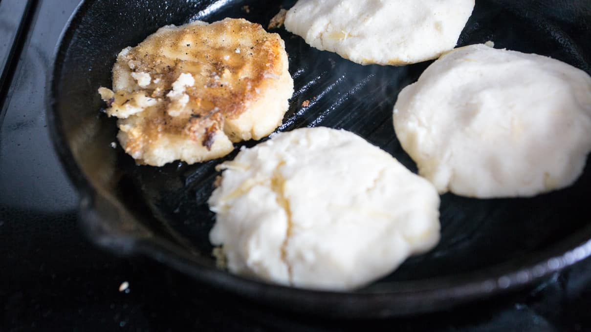 Authentic Arepas con Queso recipe (Cheese arepas)