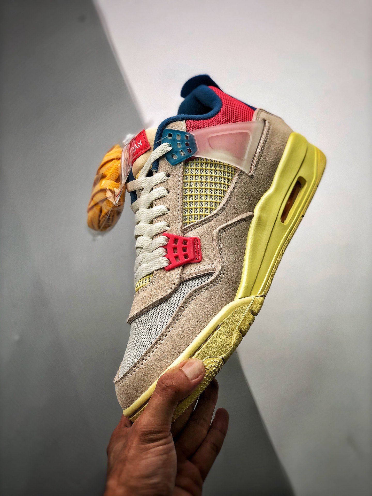 NIKE AIR JORDAN 4 GUAVA ICE