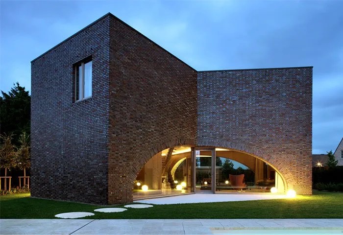 Symmetrical Tripartite Villa Moerkensheide