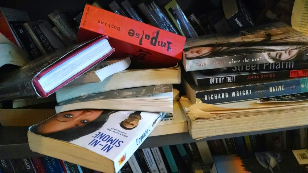 Uh-oh: Here's what a classroom library is not supposed to look like ...