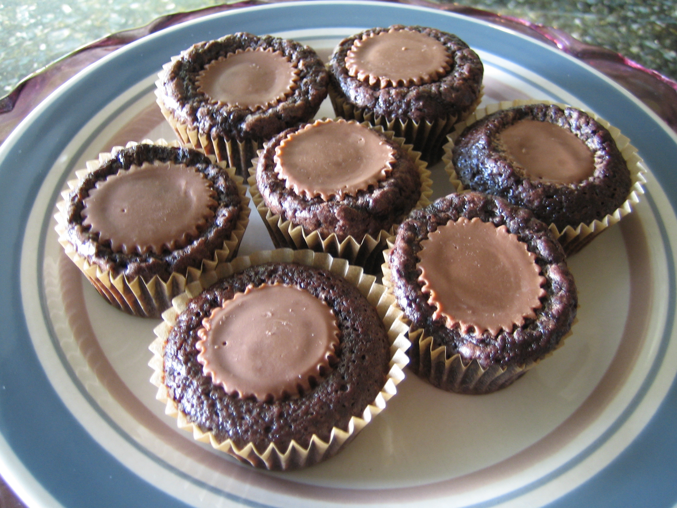 Short And Sweet. Brownie Candy Cups. | I Sing In The Kitchen