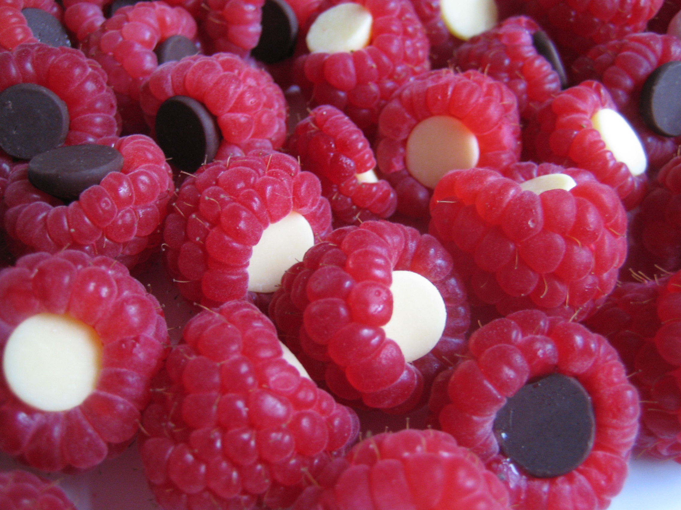 Short And Sweet. Chocolate Chip Filled Raspberries. | I Sing In The Kitchen