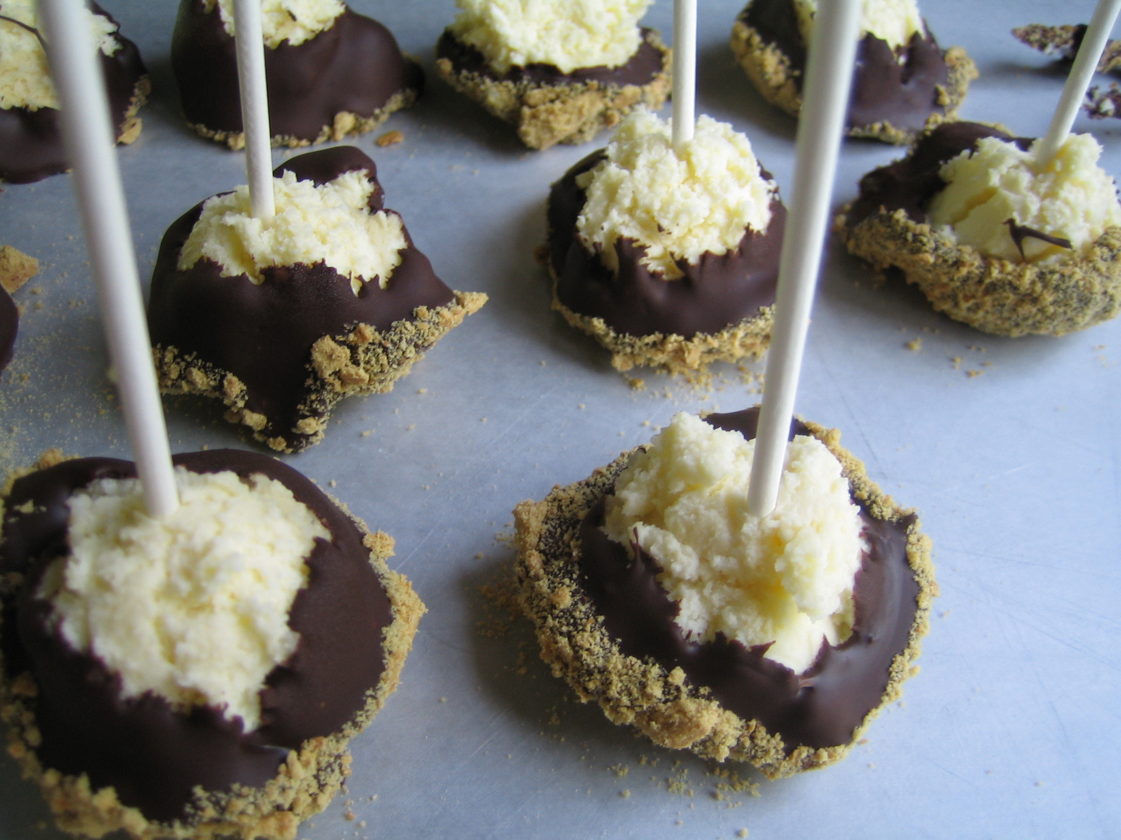 Short And Sweet. Cheesecake Pops. | I Sing In The Kitchen