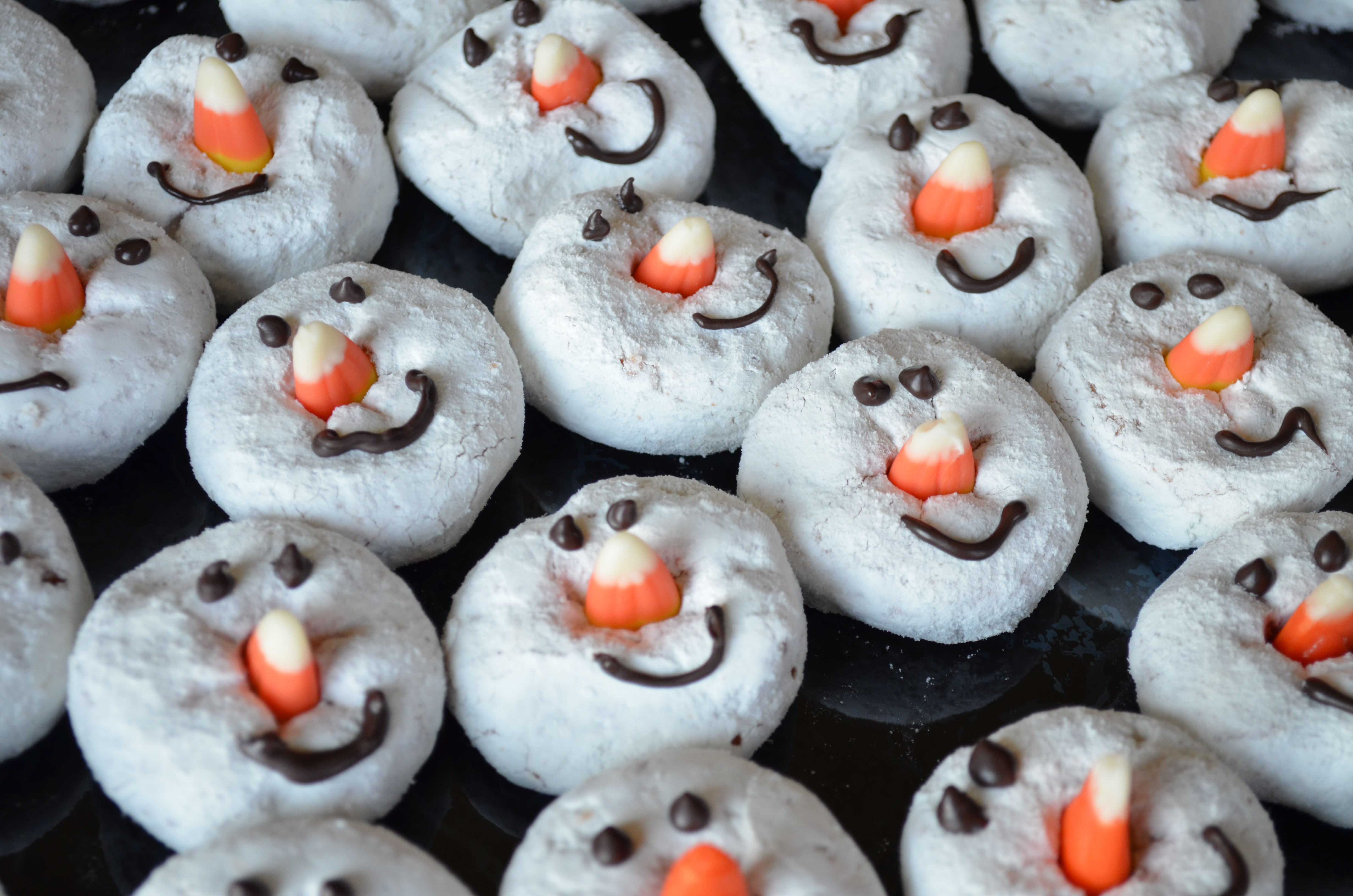 Short And Sweet. Donut Snowmen. | I Sing In The Kitchen