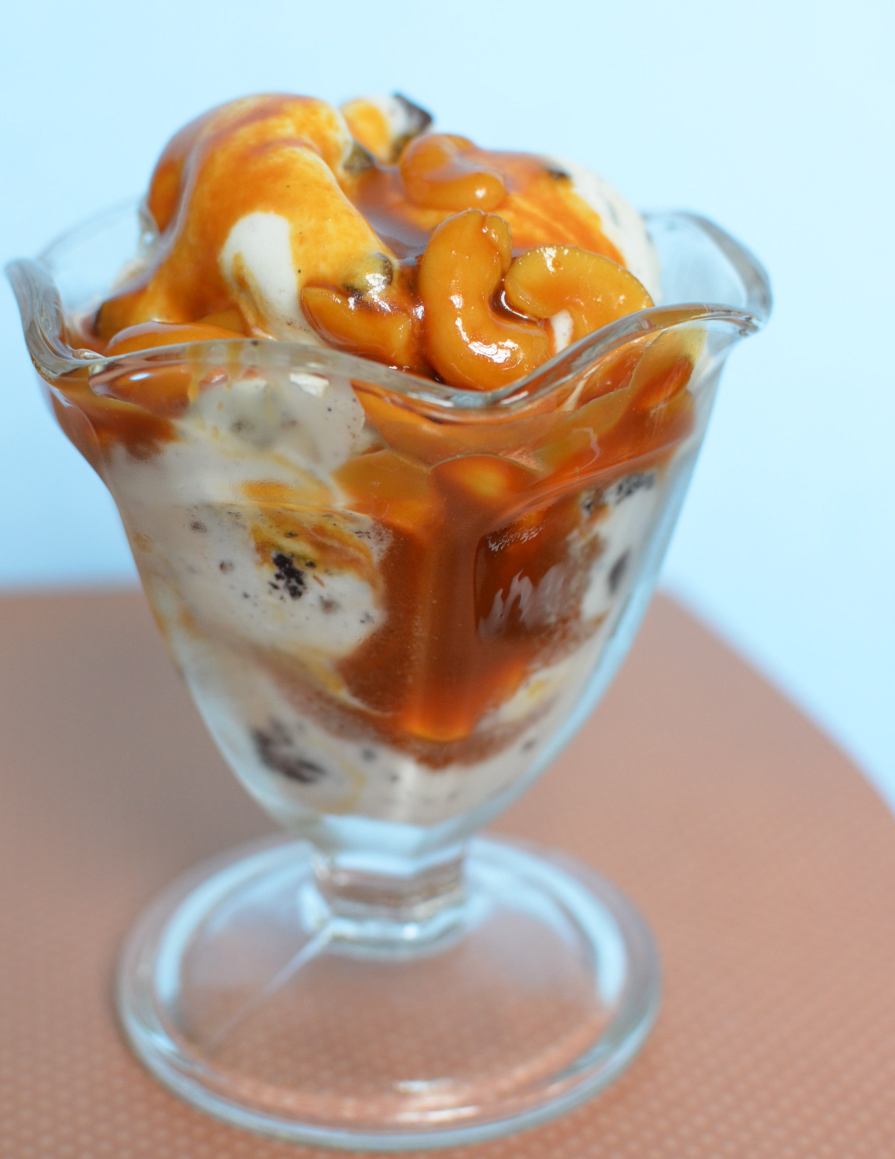 Short And Sweet. Cashew Caramel Sundaes. | I Sing In The Kitchen