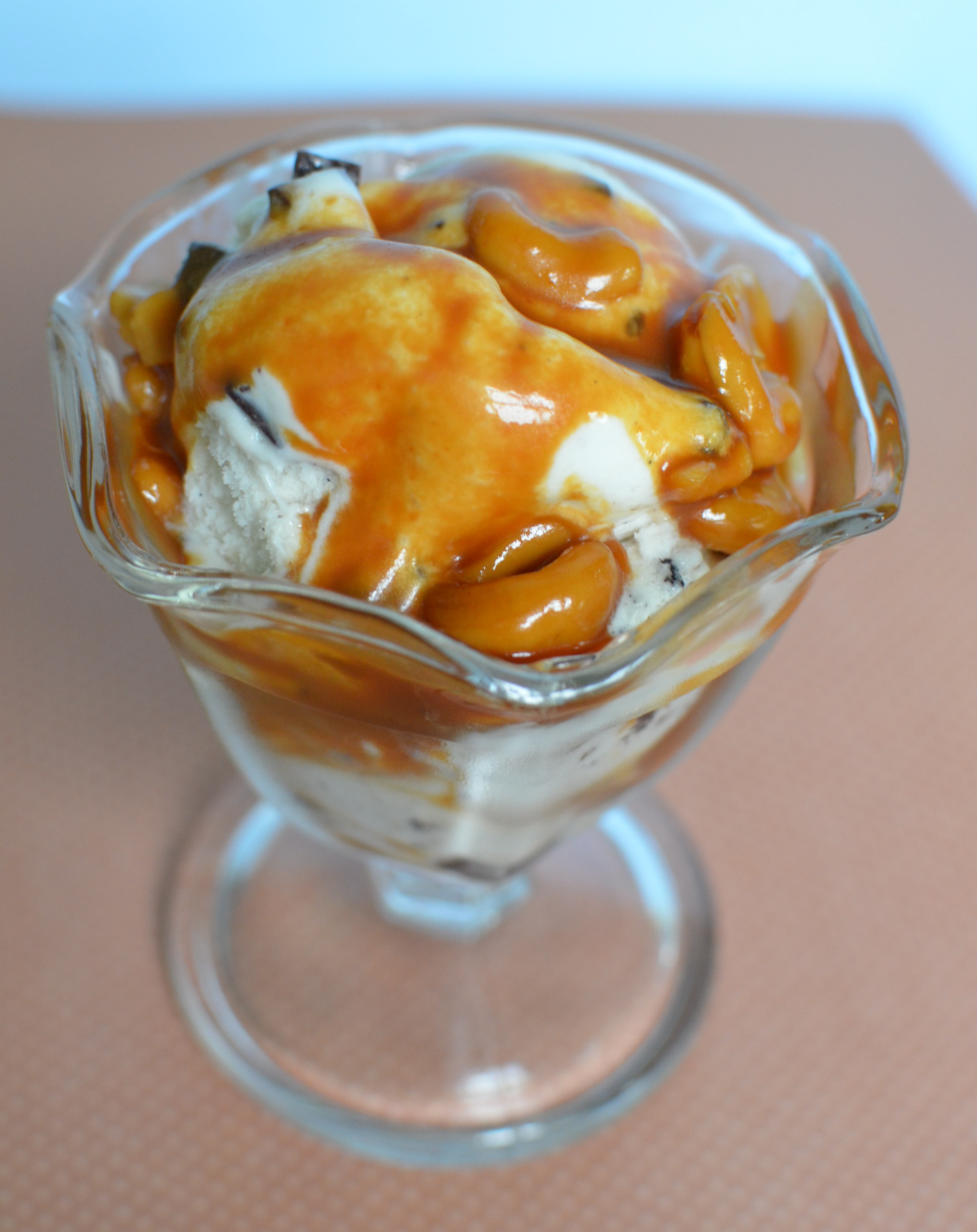 Short And Sweet. Cashew Caramel Sundaes. | I Sing In The Kitchen
