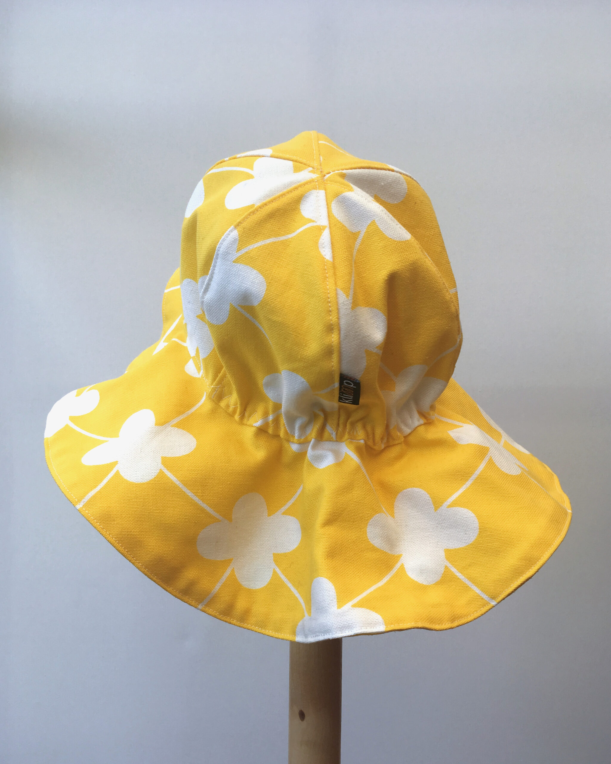 Gul solhatt för barn, sydd i vintagetyg. - Klimp Design