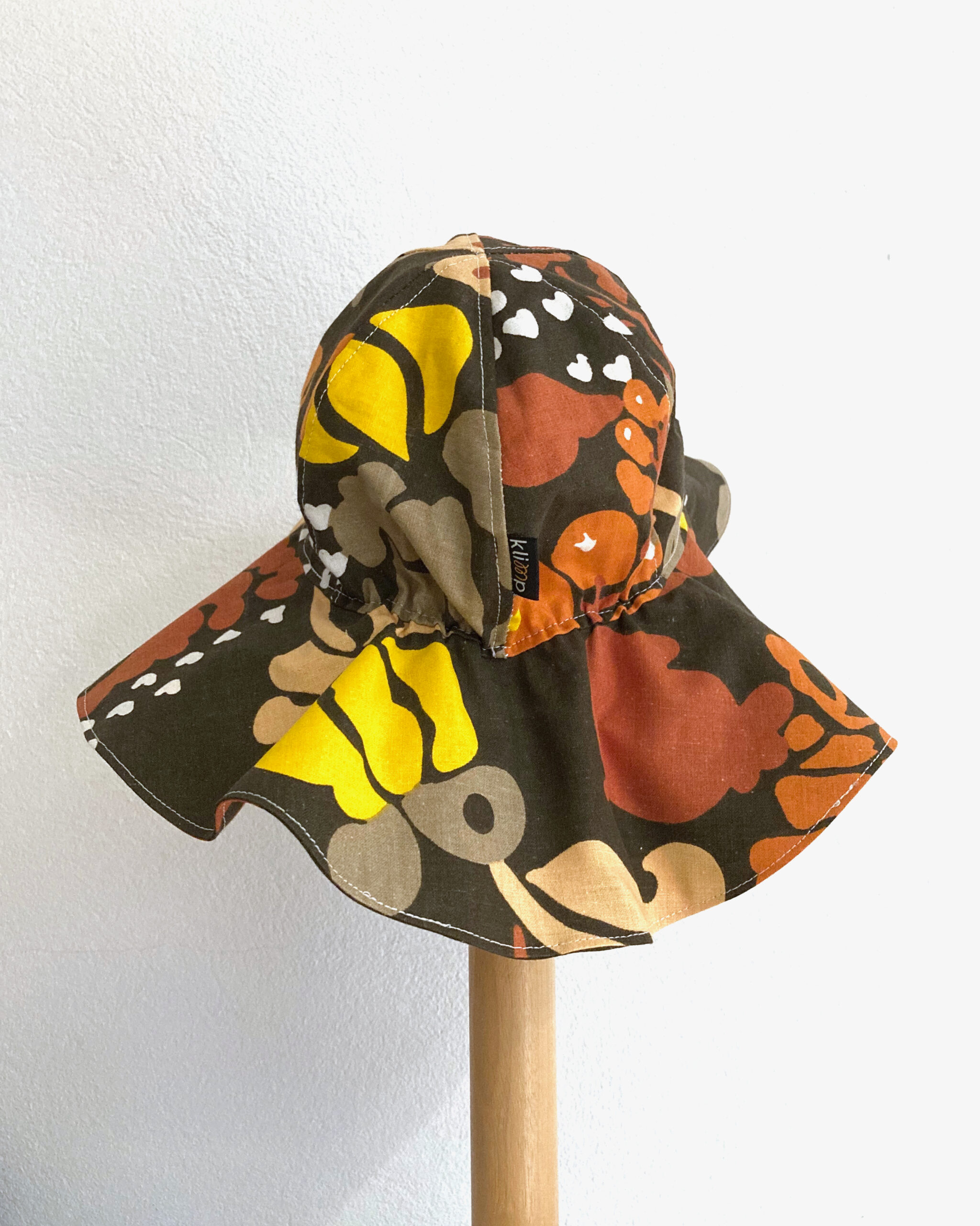 Solhatt för barn i gulbrunt återbrukat retrotyg - Klimp Design