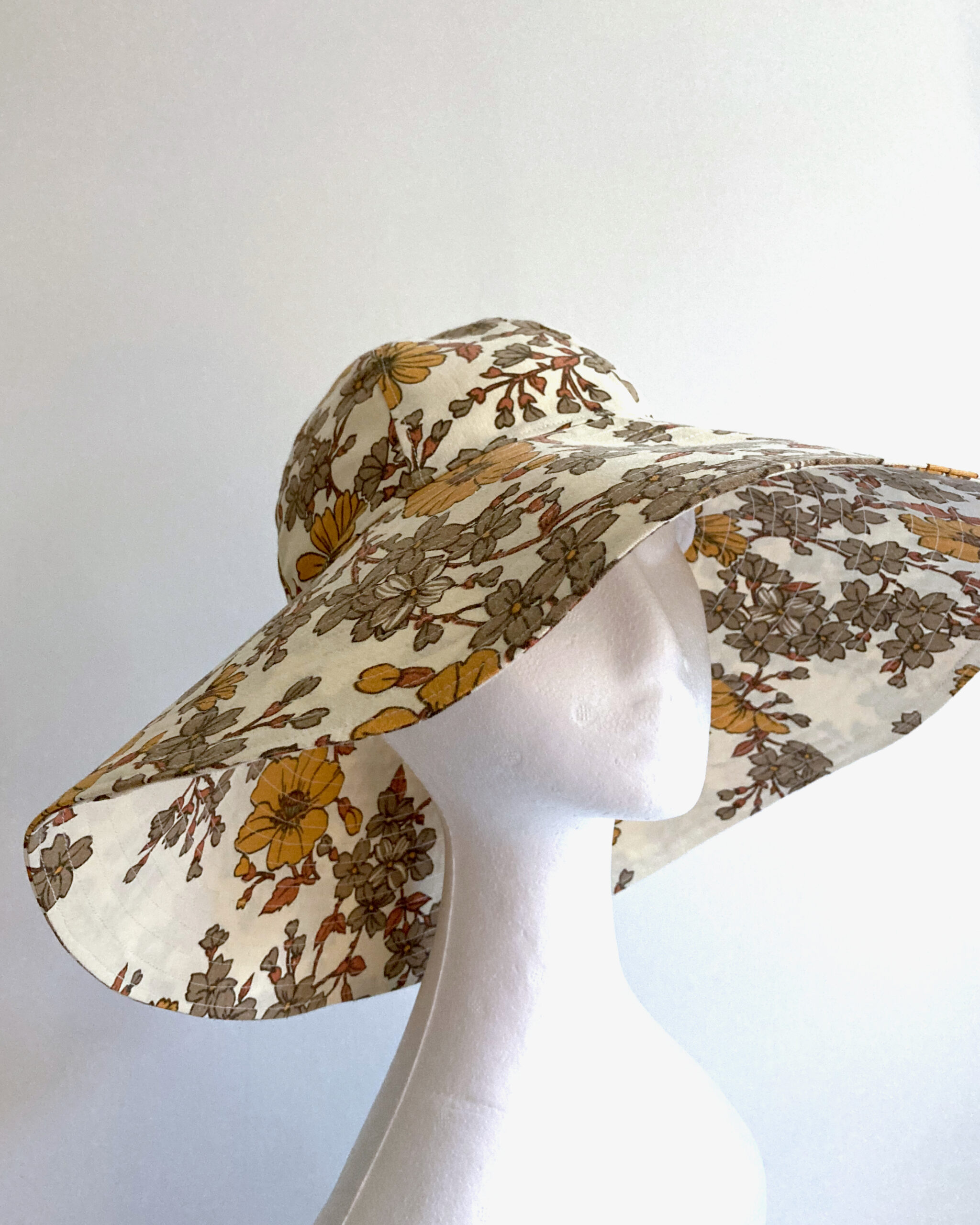 Solhatt för vuxen i blommigt retrotyg