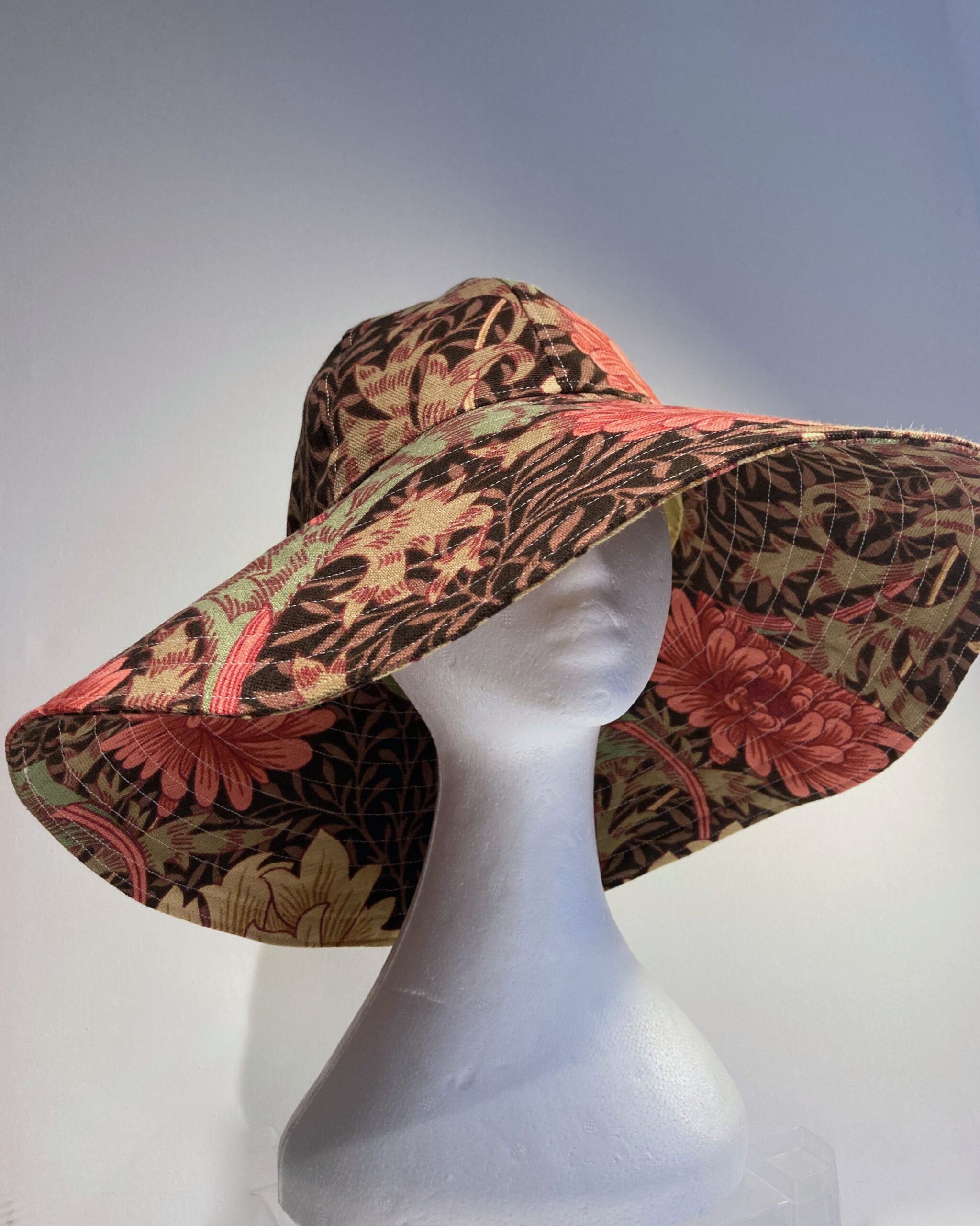 Lyxig solhatt i tyget Chrysathemum av William Morris