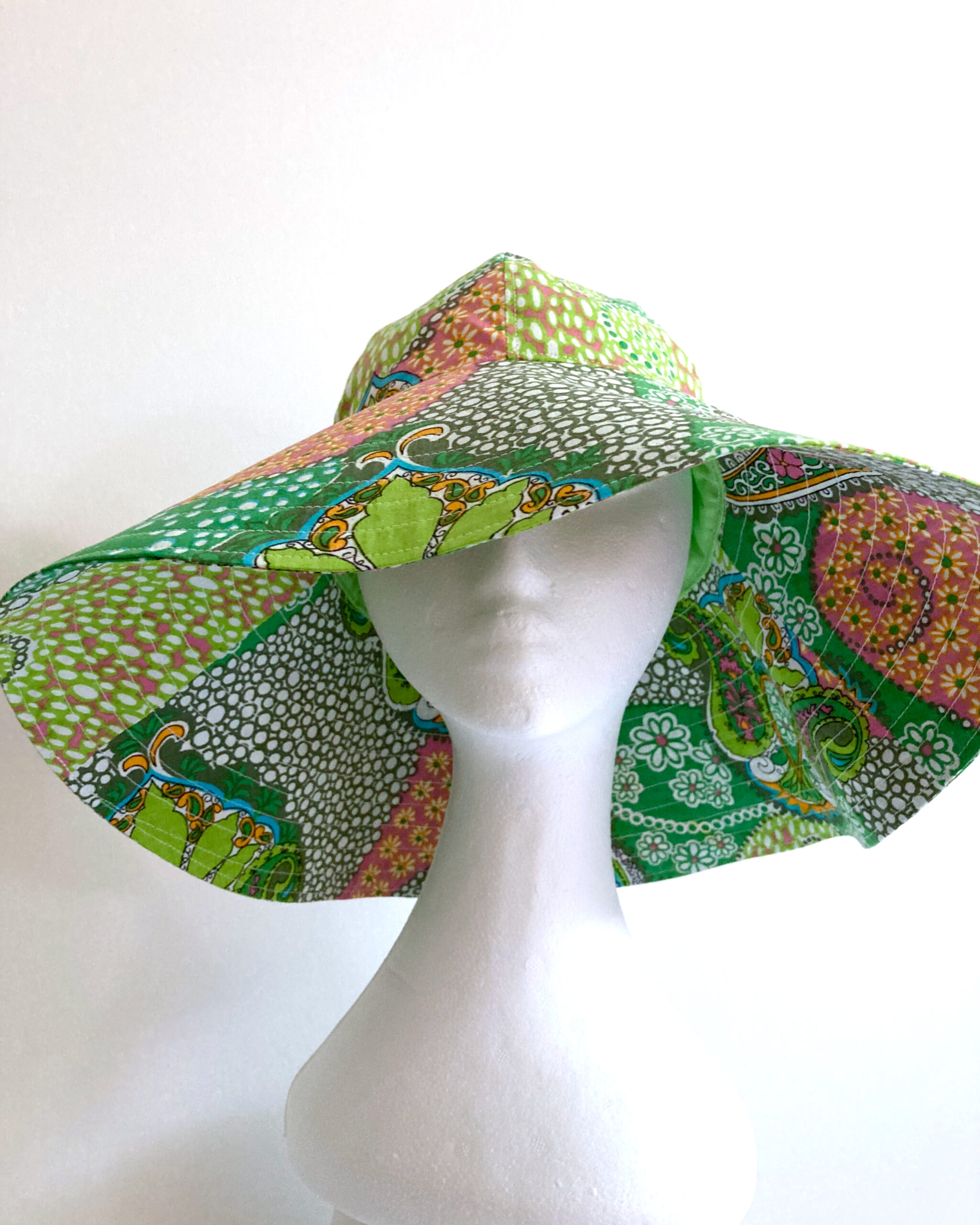 Solhatt i retrotyg med paisleymönster. - Klimp Design