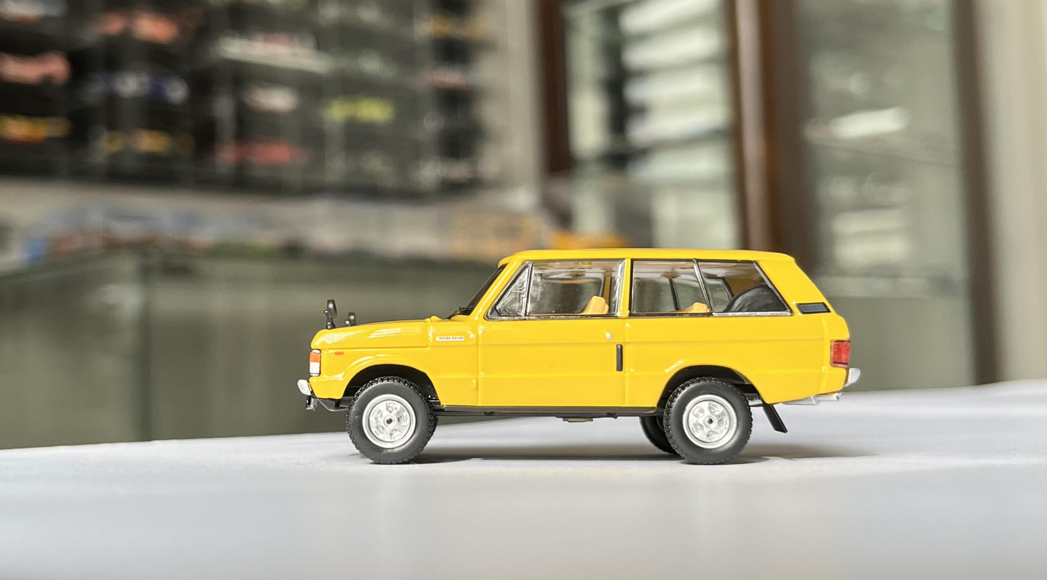 Two new European variations : Range Rover Classic yellow and Ford ...
