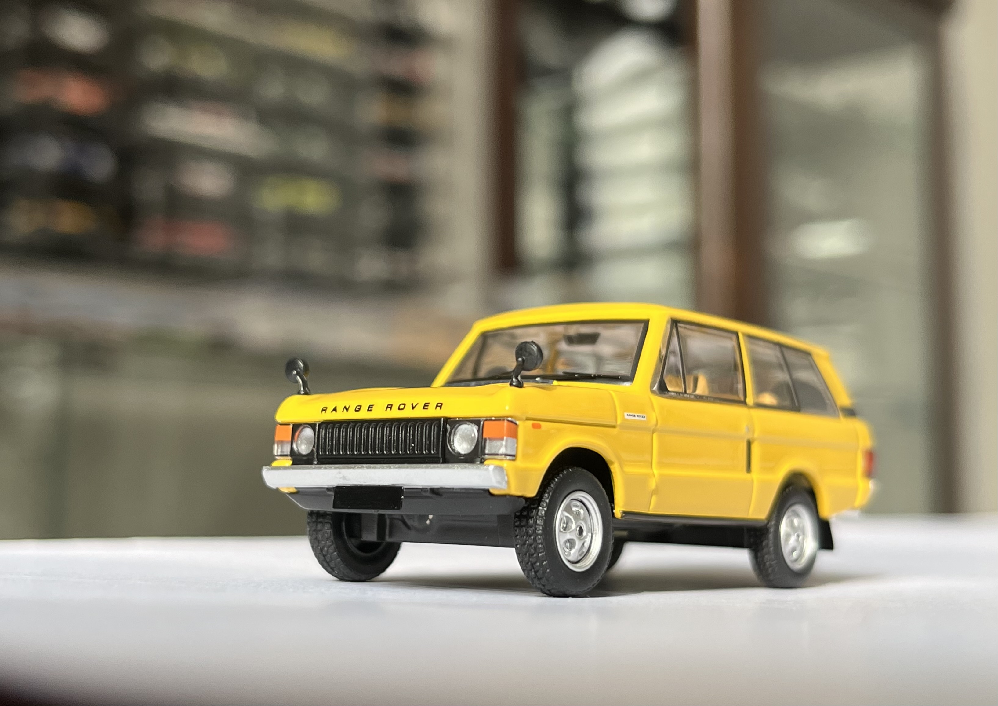Two new European variations : Range Rover Classic yellow and Ford ...