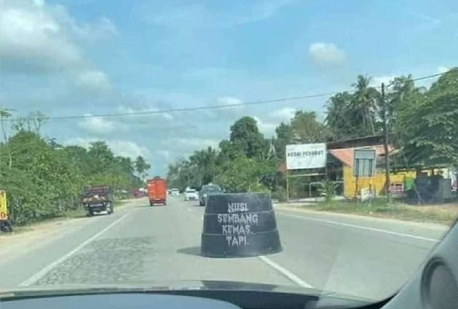 Kedah: Huge Water Tank In the Middle of the Road/4