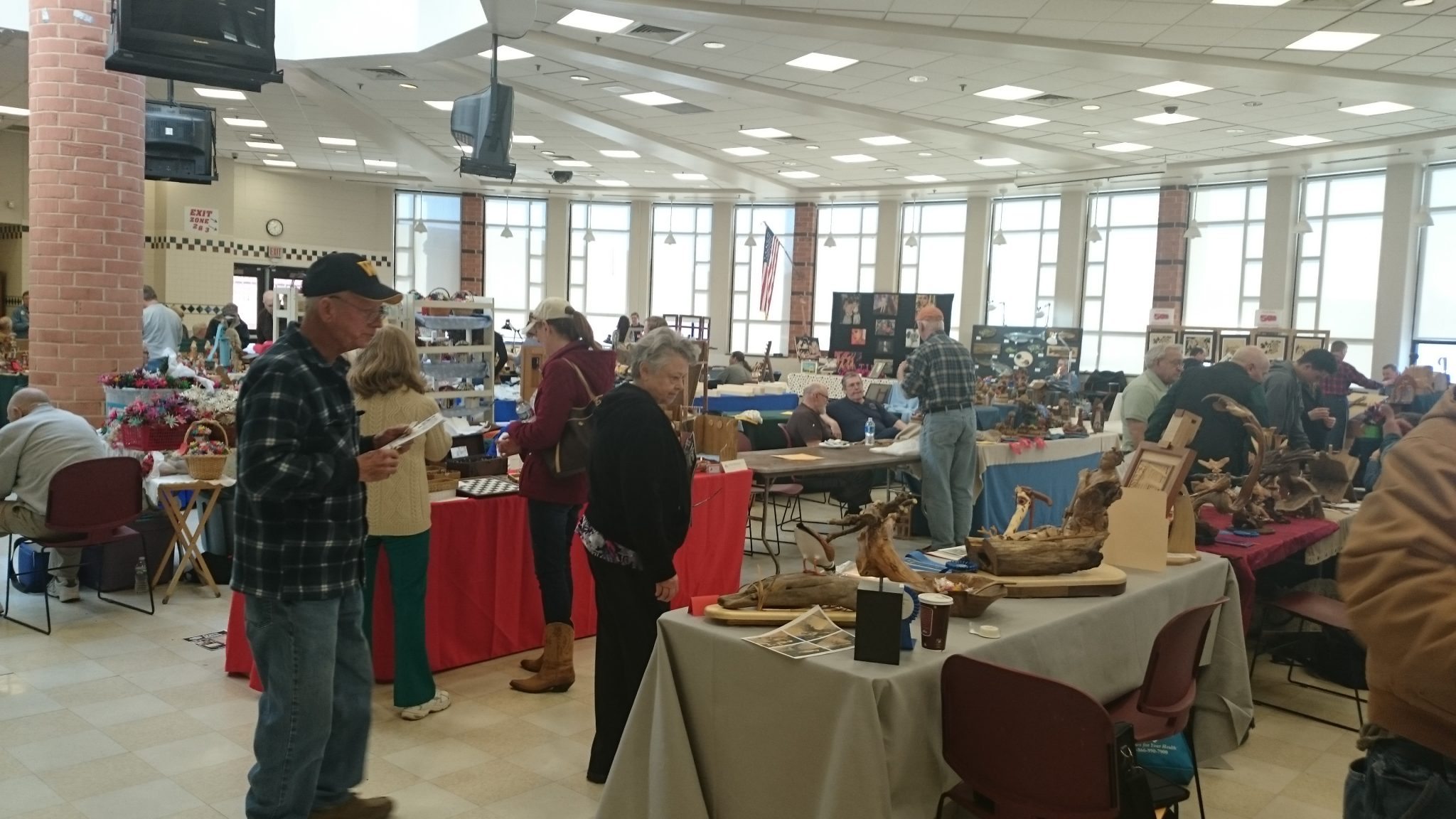 Crowd Shows Up To Wood Carving Show - LevittownNow.com