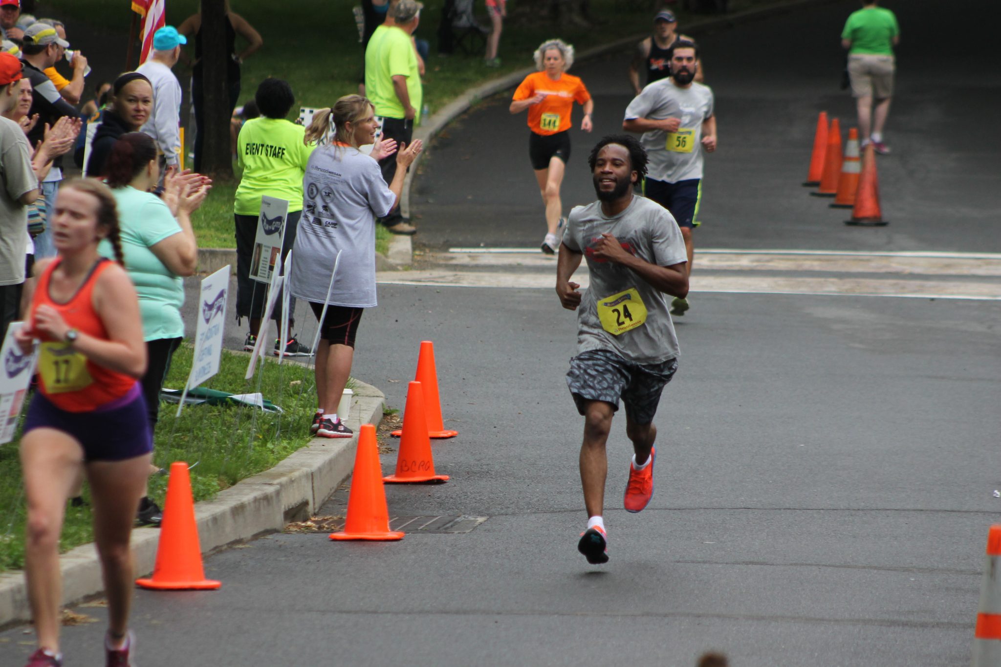 More Than 150 People Run The Gates - LevittownNow.com