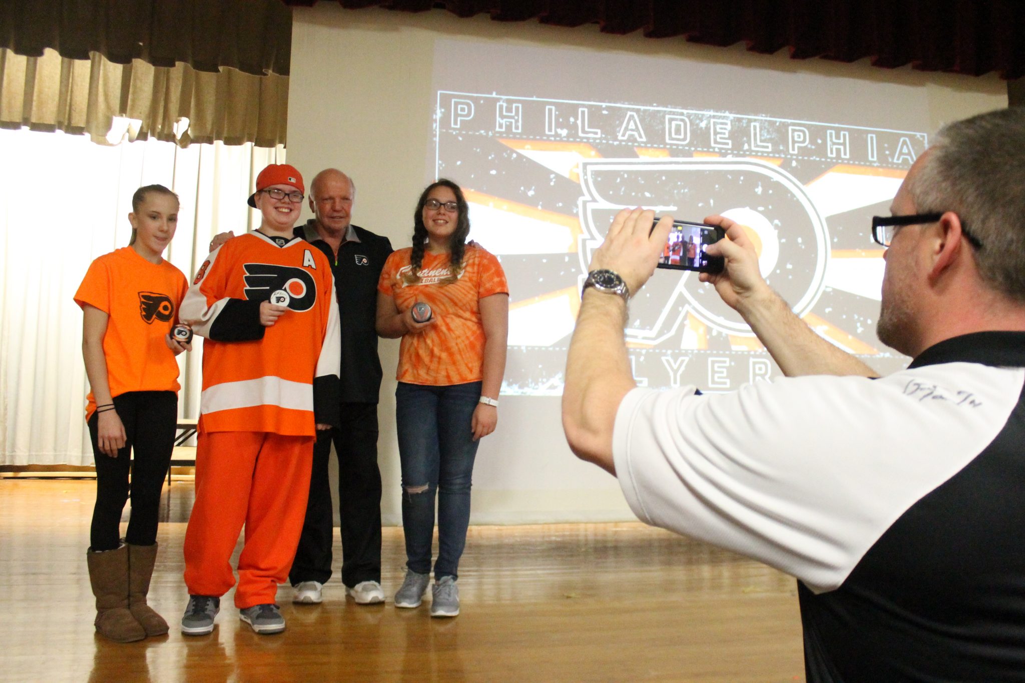 Middle Schoolers Get Visit From Flyers Legend - LevittownNow.com
