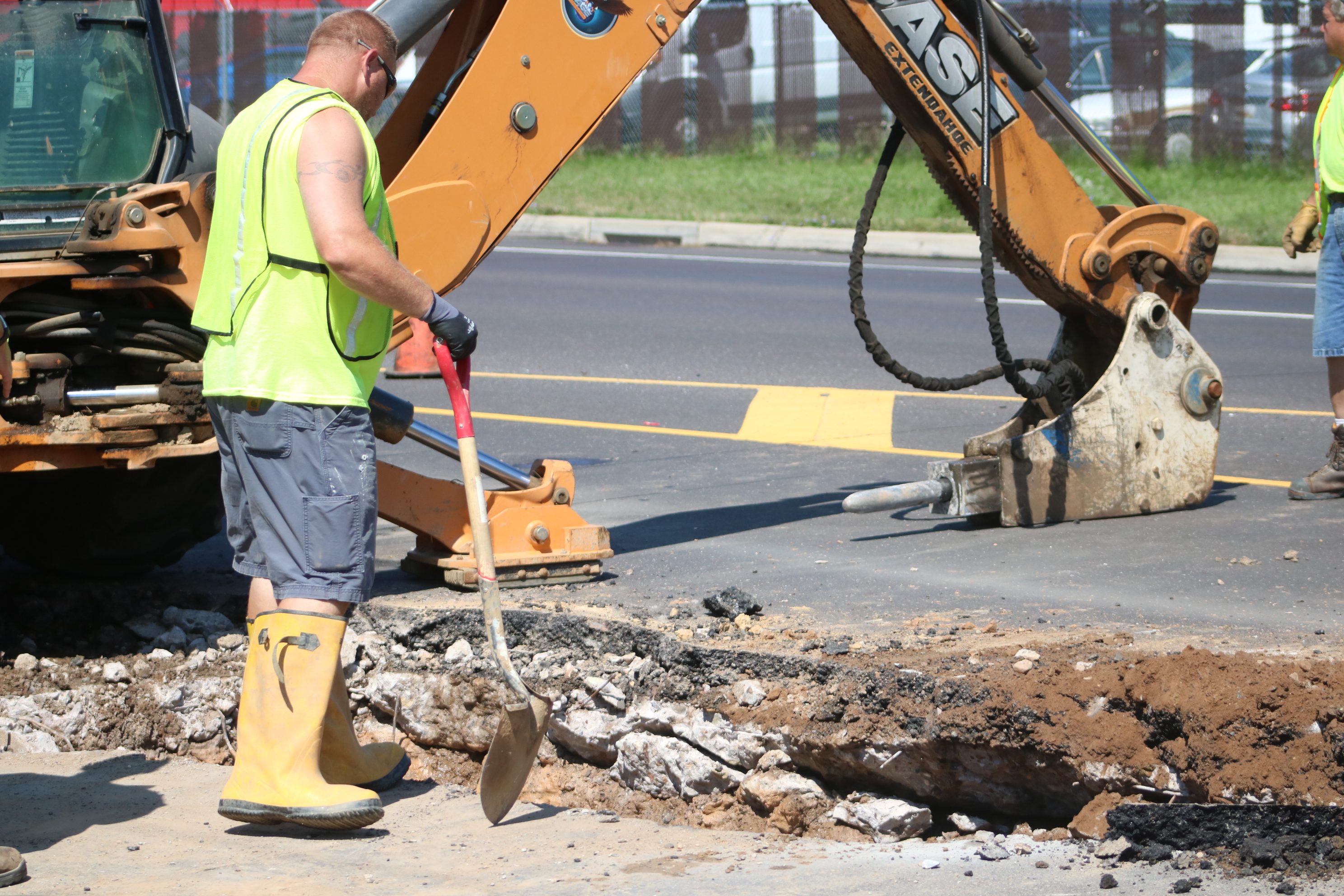 UPDATED: Crews Work To Repair Water Main Break - LevittownNow.com