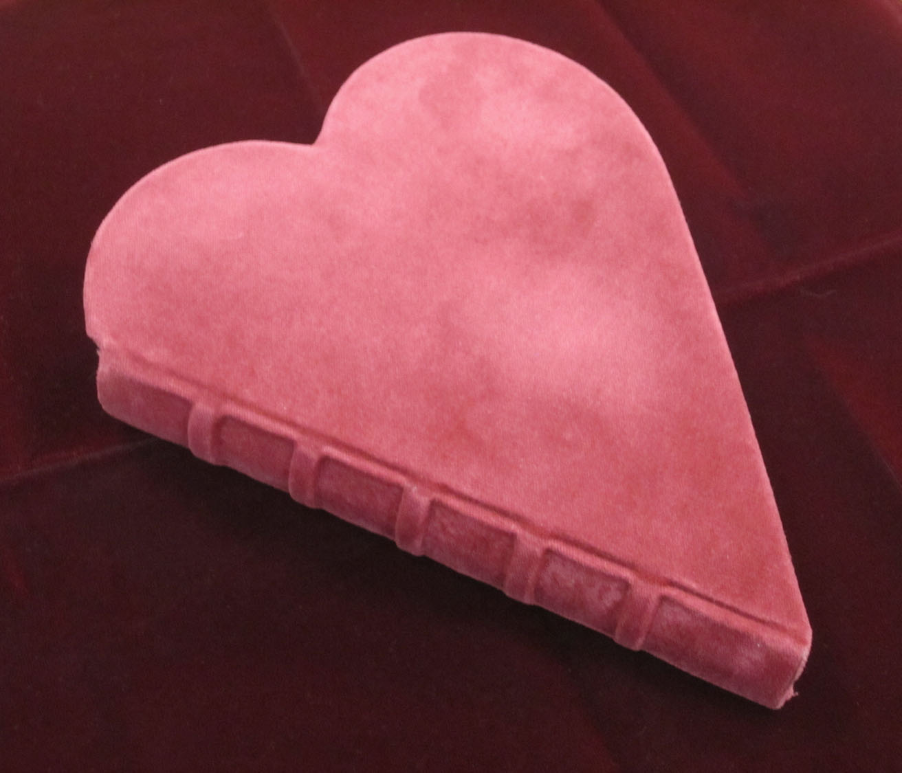 A Heart-Shaped Book for Lovers | LiBlog