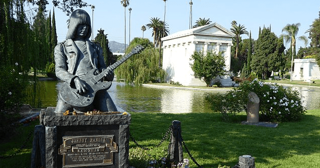 Top 10 Weirdest Celebrity Tombstones - Listorati