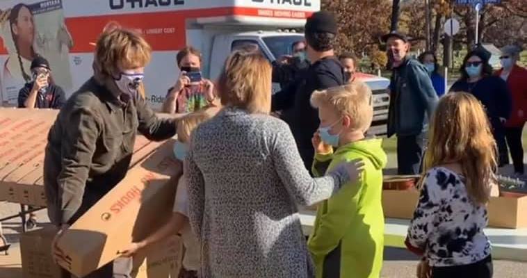 Billy Strings Returns Home To Give Away 200 Guitars At His Old ...