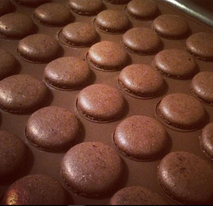 Macarons cu ciocolata si crema de roscove / Chocolate macarons with ...