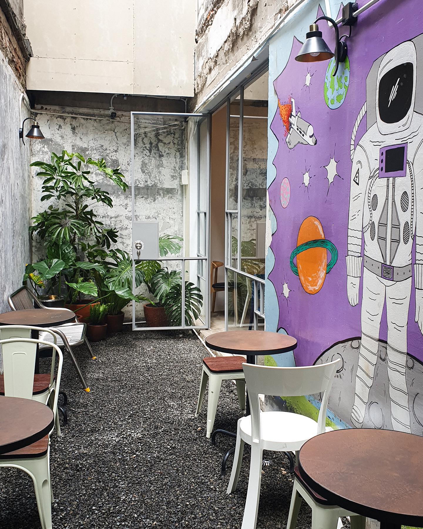 Blue Doors Jakarta Harga Menu, Daya Tarik dan Lokasi - Madhang