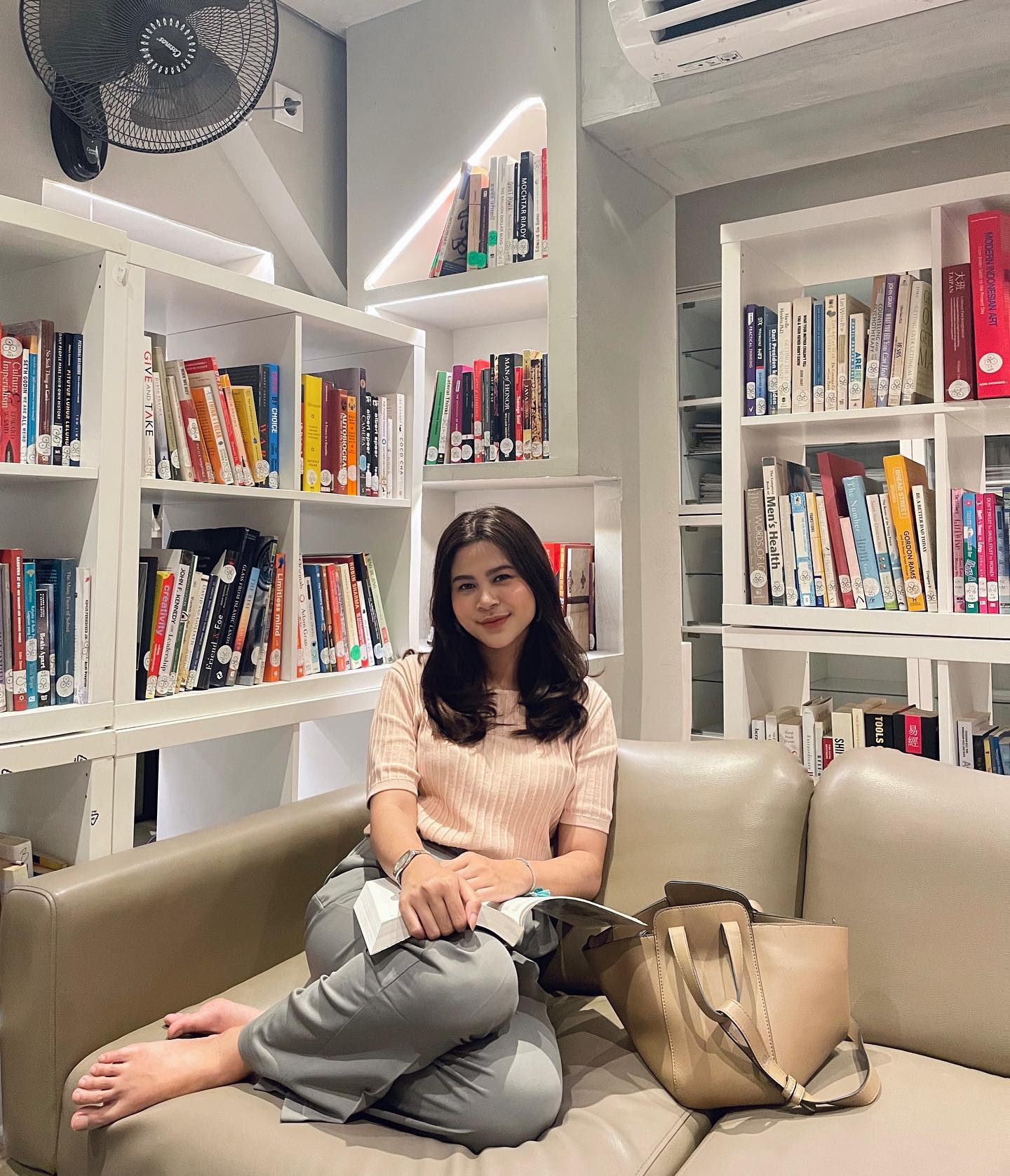 OMAH Library Meruya Tangerang Harga, Daya Tarik & Lokasi - Madhang