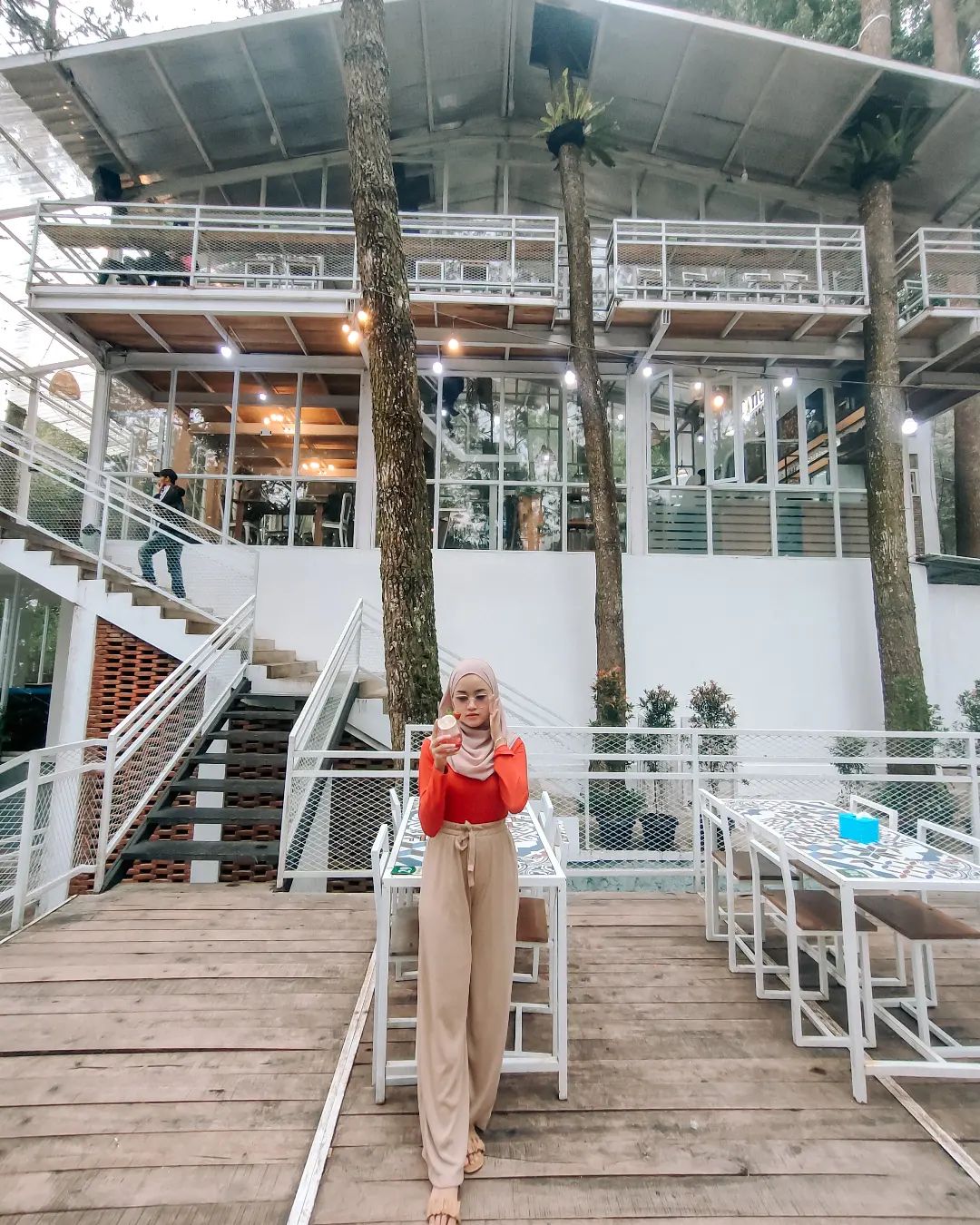 Ngopi di Tengah Hutan? Pinete Coffee And Bistro Sarangan Jadi Spot Unik ...