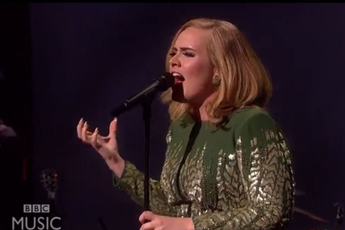Adele Performs Hello Live For The First Time And It S Predictably