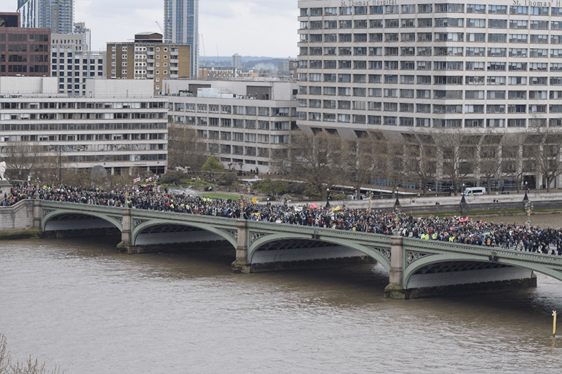 Thousands pay tribute on Westminster Bridge after terror attack | Metro ...