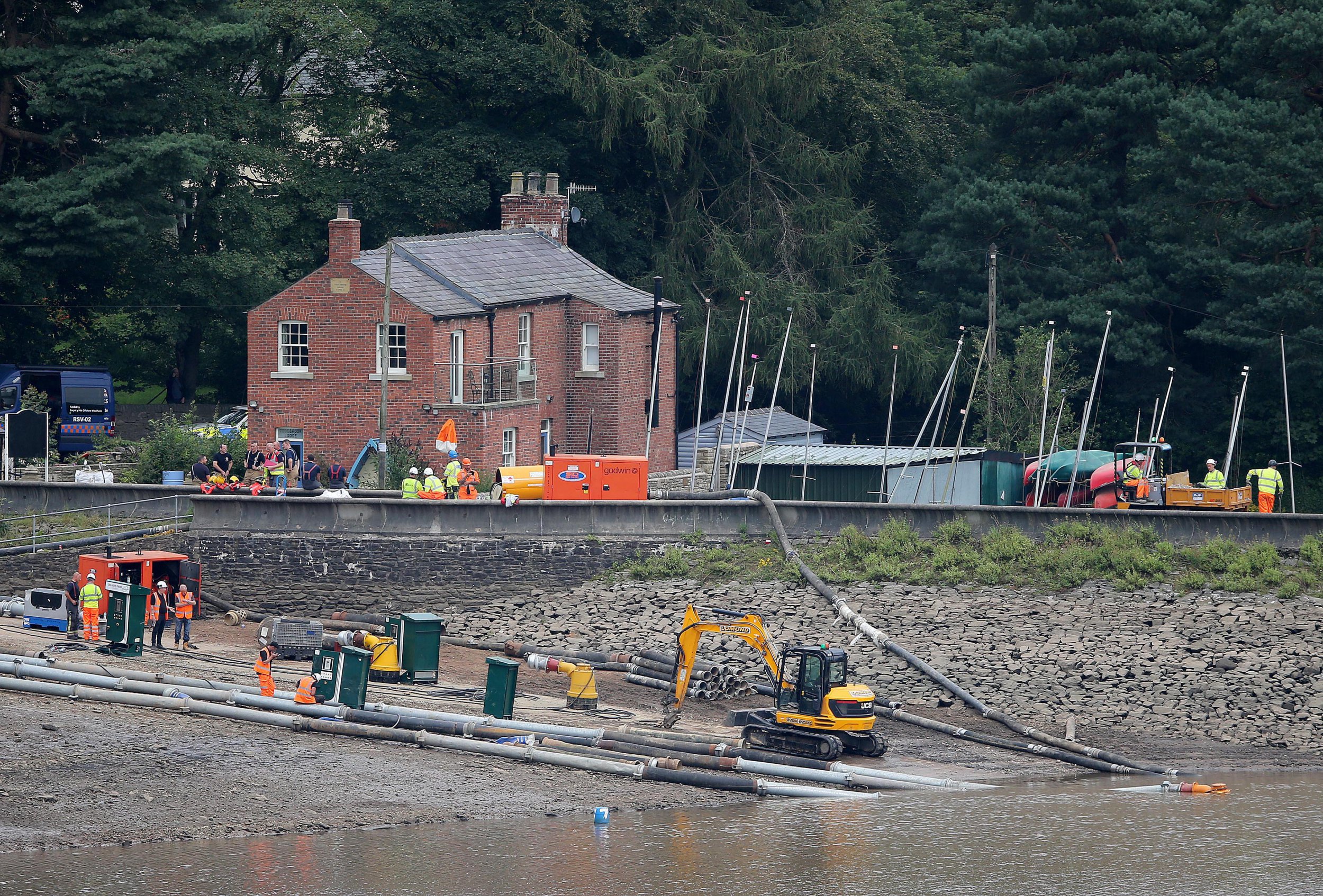Whaley Bridge dam collapse residents continue to refuse to leave ...