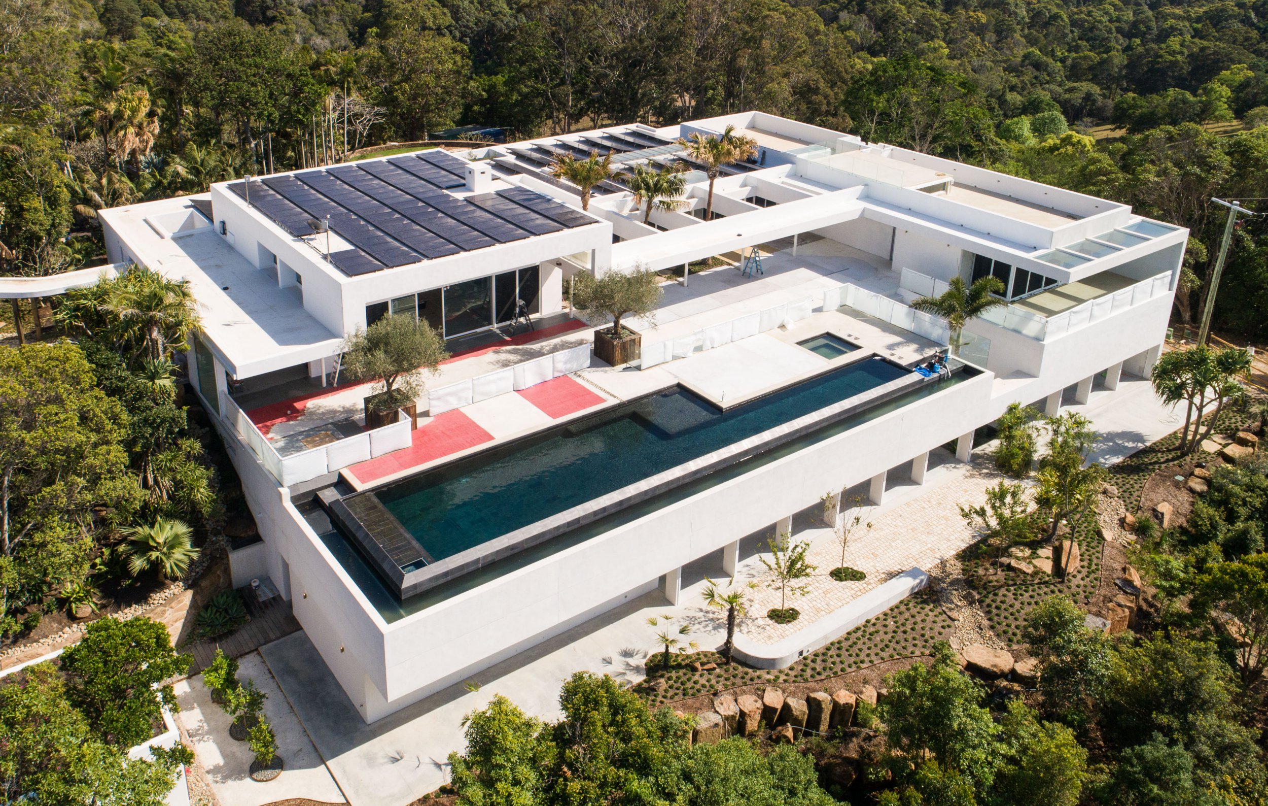 Chris Hemsworth installs hundreds of solar panels on £11million mansion ...