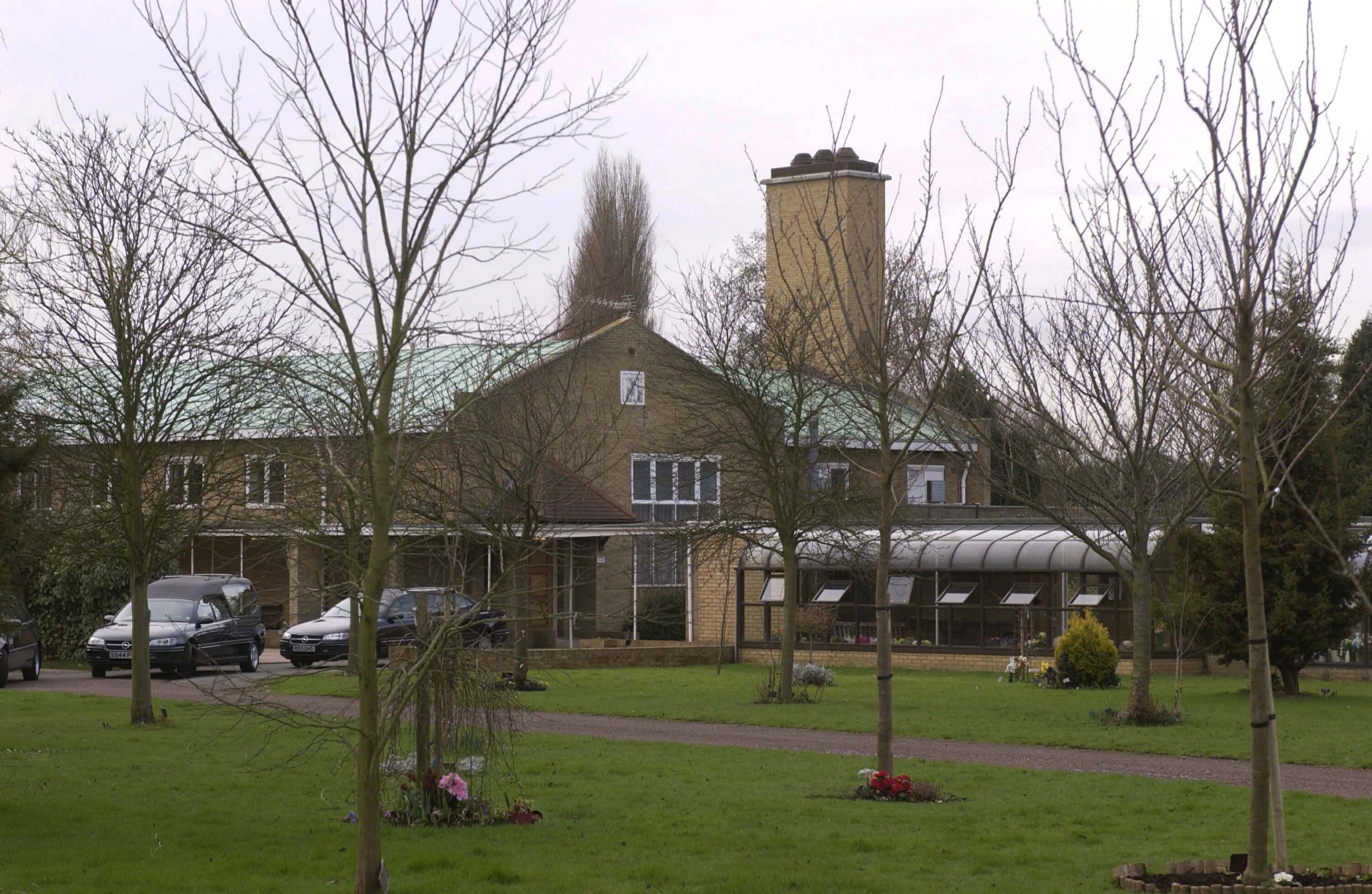 More than 100 turn up for Covid victim's funeral despite lockdown ...