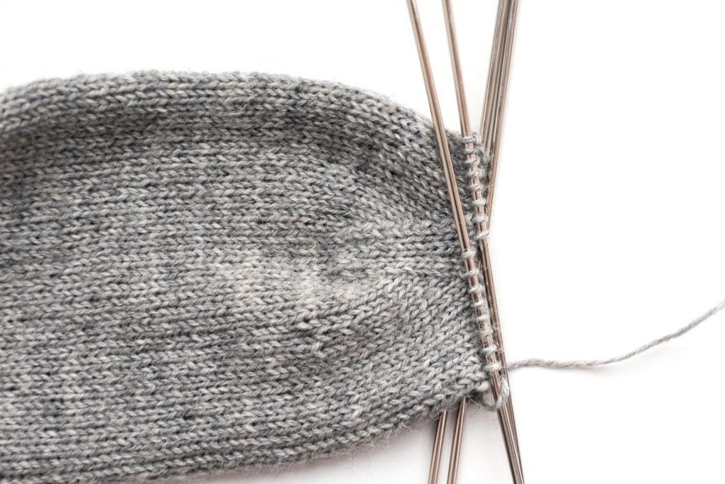 Knitting tutorial: how to knit basic socks - Mirella Moments