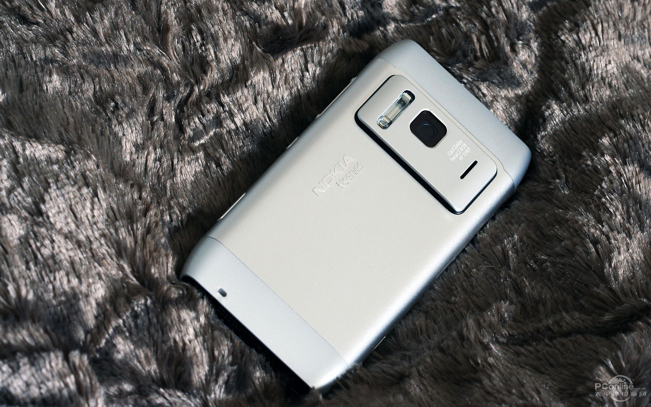 Pics: New Gallery of Silver Nokia N8 (on furrrrr!) : My Nokia Blog - 200
