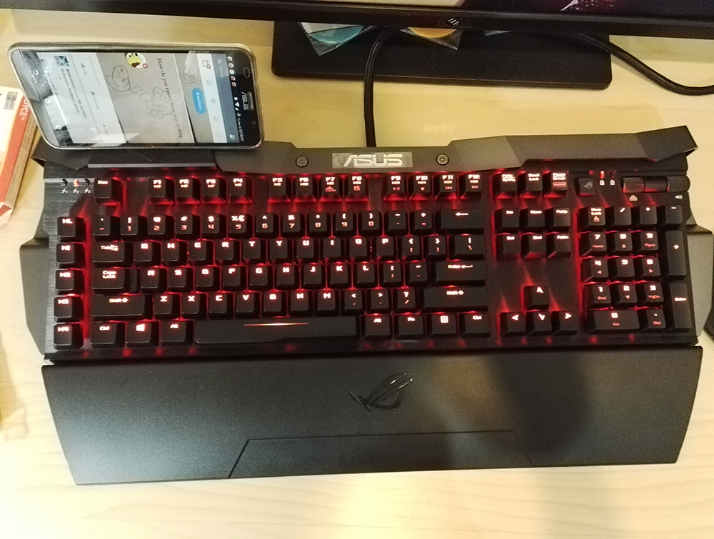 Unboxing ASUS GK2000 Horus Keyboard
